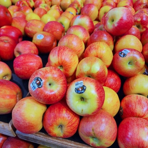 How Many Apples in a Pound? Cups, Bushels & Chart